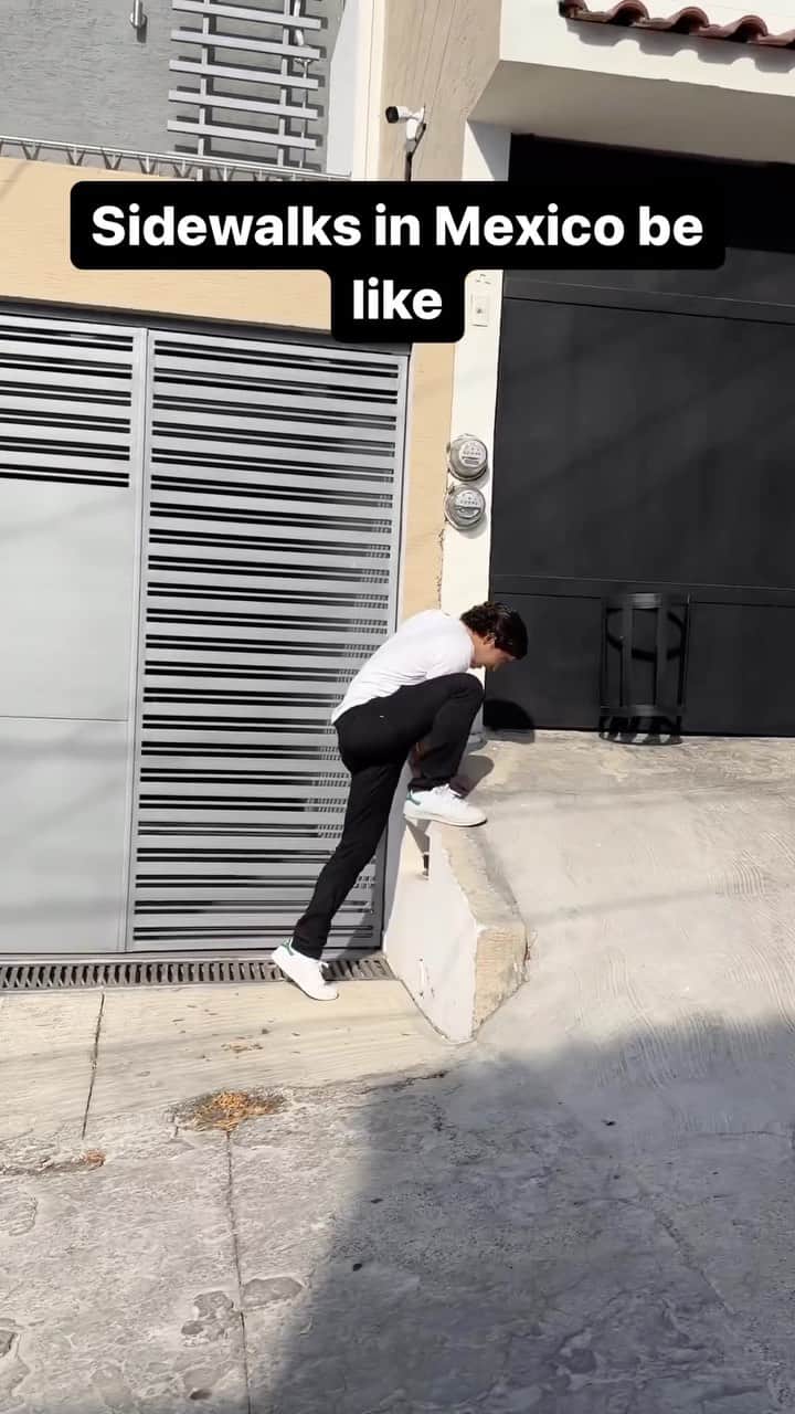 Earth Picsさんのインスタグラム動画 - (Earth PicsInstagram)「@campuzanoabelardo climbing sidewalks in Mexico ...