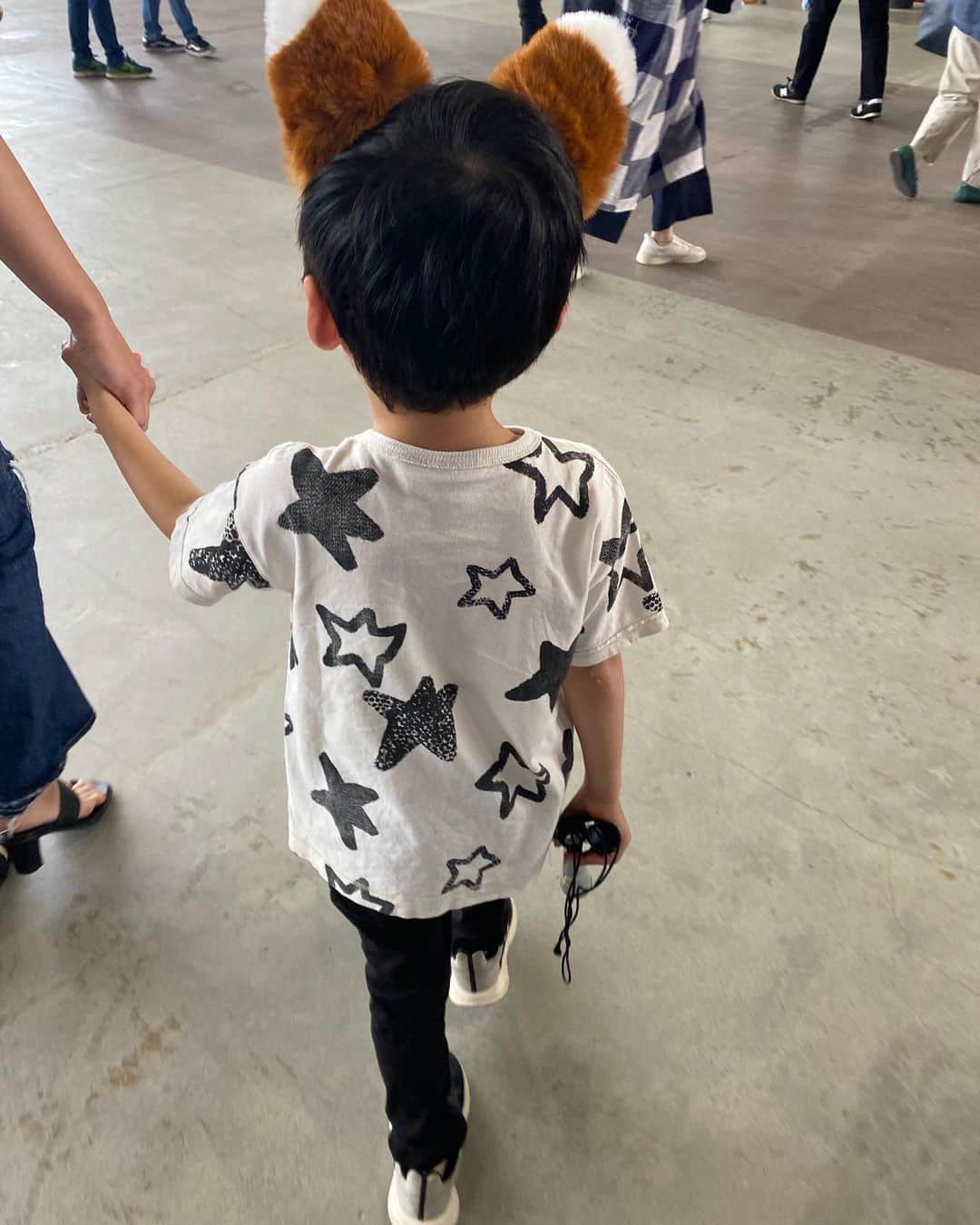 室谷香菜子さんのインスタグラム写真 - (室谷香菜子Instagram)「子供にも大人気🦊 ︎ 息子、初エスコンです😆 #4歳男の子 #男の子 ...