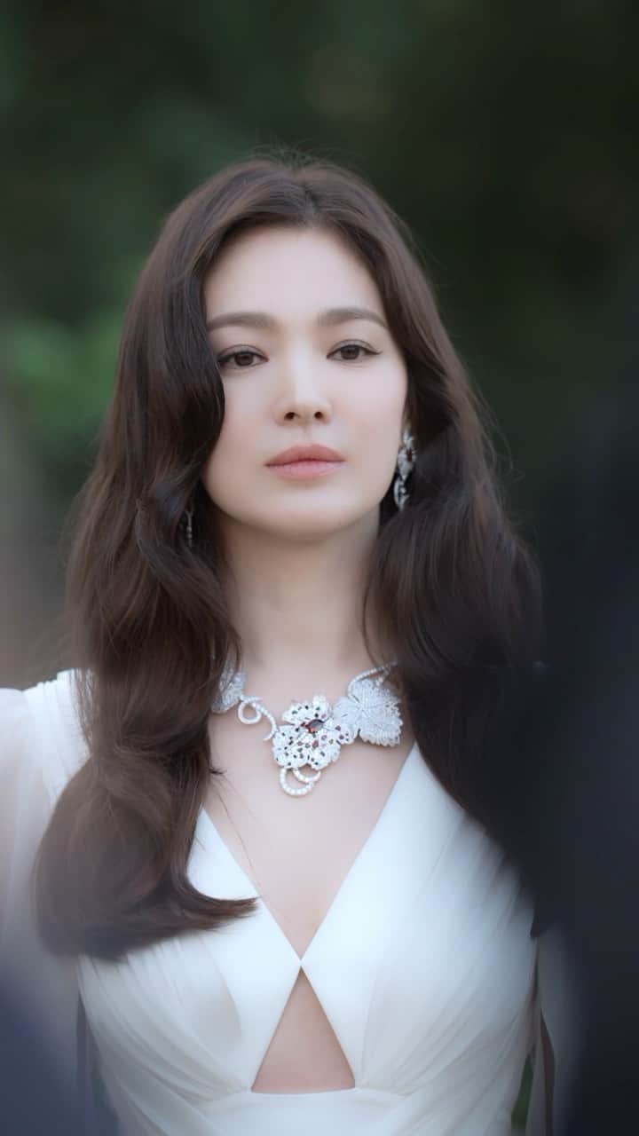 Chaumetさんのインスタグラム動画 - (ChaumetInstagram)「Surrounded by nature and flowers, Chaumet ambassador ...