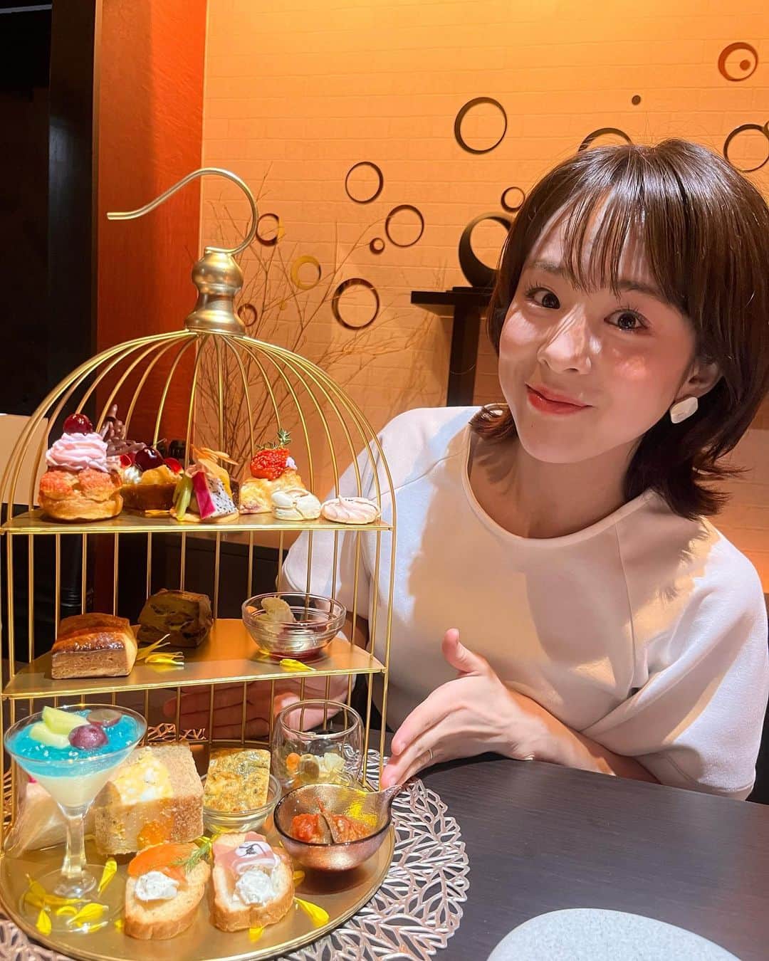 阿部真澄さんのインスタグラム写真 - (阿部真澄Instagram)「. 週末に友人とアフタヌーンティーへ🫖 個室でゆっくり(いや、かなり喋り ...