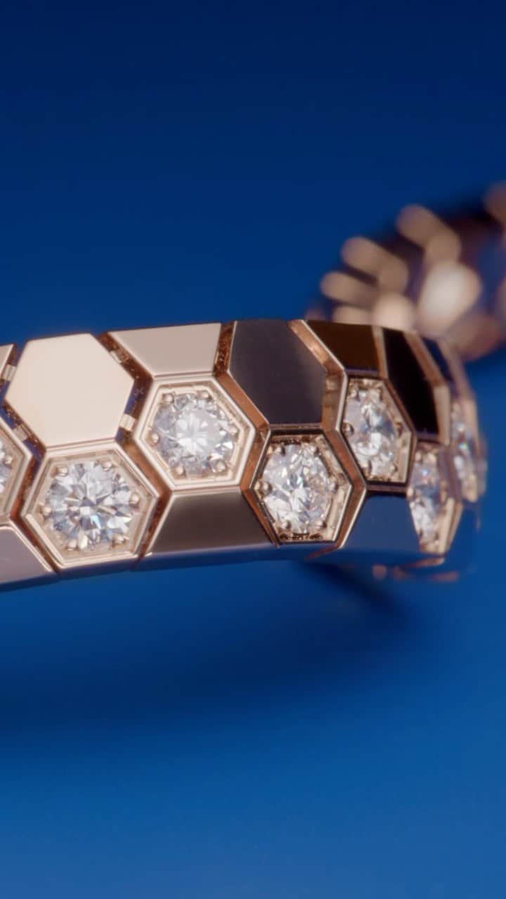 Chaumetさんのインスタグラム動画 - (ChaumetInstagram)「Capture the essence of light with Bee My Love. Turning ...