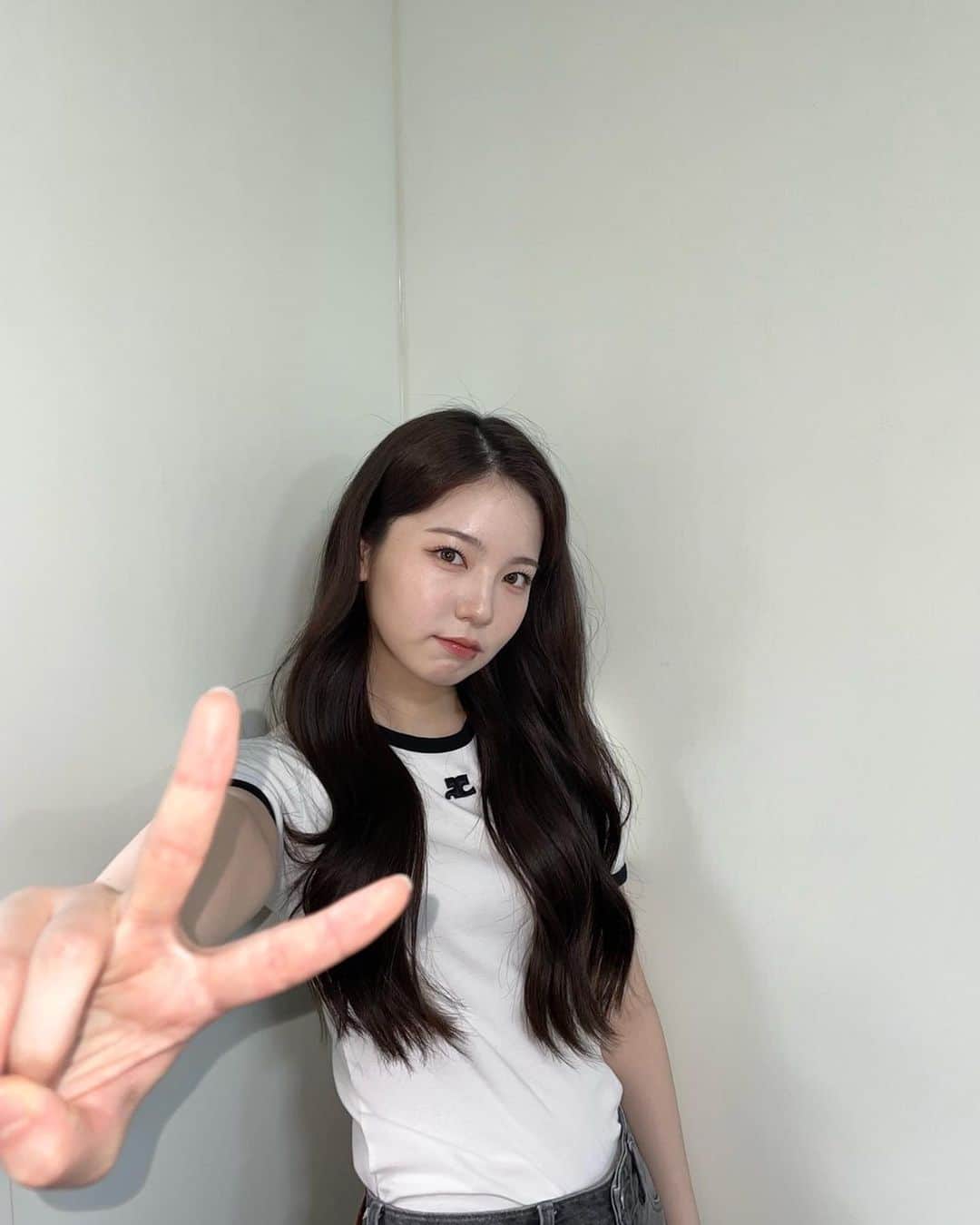 NiziUさんのインスタグラム写真 - (NiziUInstagram)「🤍私服彩花🖤 • • • #🌷🌷🌷」6月13日 21時51分 - niziu_artist_official