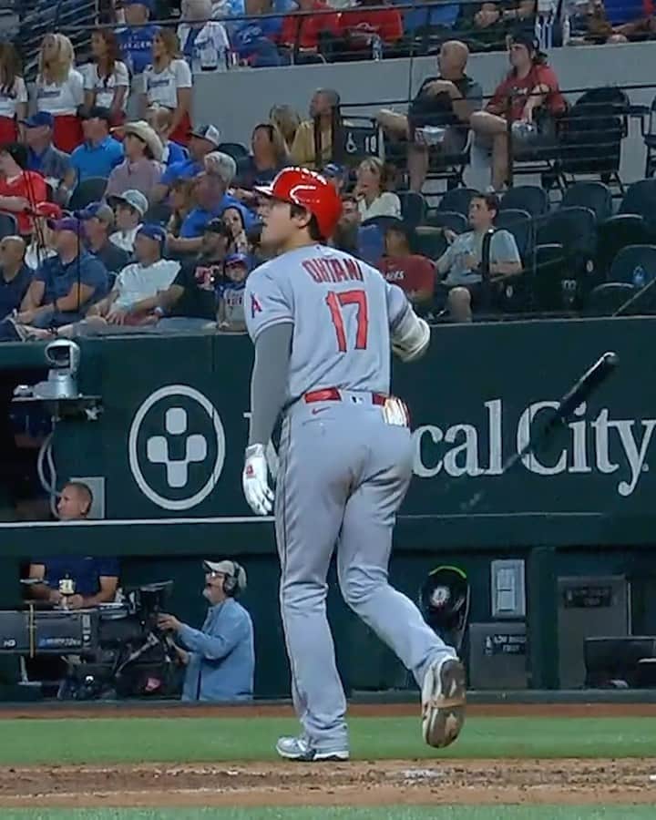 MLBさんのインスタグラム動画 - (MLBInstagram)「Sho us your best bat flip. 😳」6月13日 23時40分 - mlb