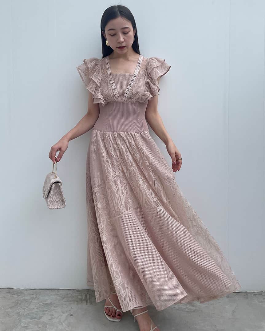snidelさんのインスタグラム写真 - (snidelInstagram)「【SNIDEL】結合兩種蕾絲的華麗連衣裙，腰部拼接羅紋針織布料，突顯腰部線條。背後飾有緞帶， 從後面看也充滿女人味 ...