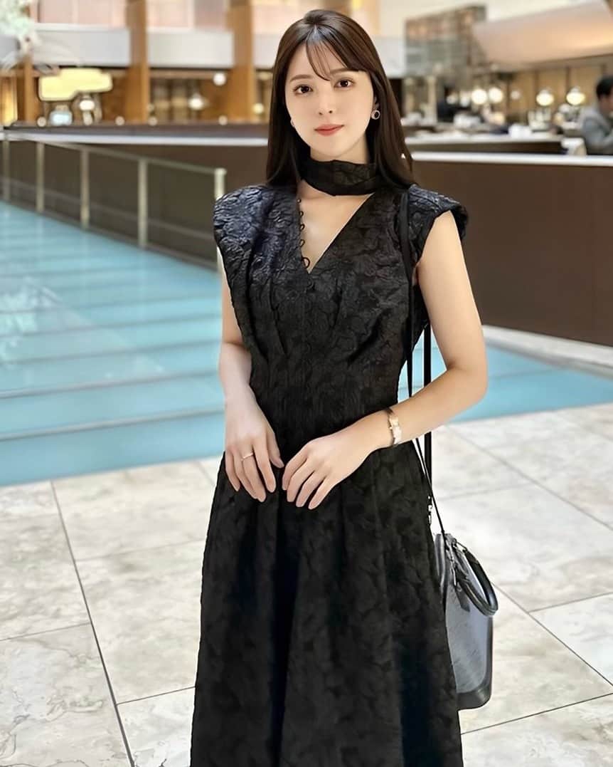 snidelさんのインスタグラム写真 - (snidelInstagram)「【SNIDEL】使用立體 提花圖案布料，充滿存在感的連衣裙！腰部像緊身胸衣般的收攏剪裁，營造出鮮明的輪廓。 無袖提 ...