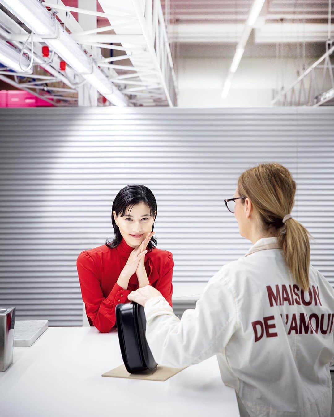 橋本愛さんのインスタグラム写真 - (橋本愛Instagram)「フィレンツェにある、Gucci ArtLab に行ってきました☺️ 物作りの心臓部であるここで、職人さんたちの技術を間近で見る ...