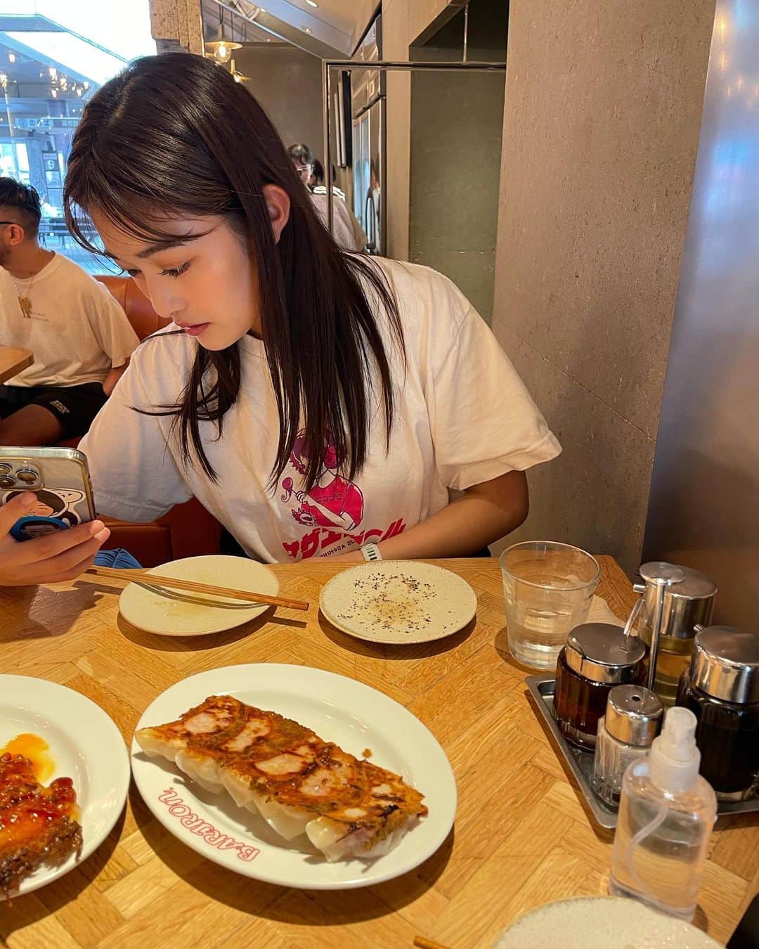 井上咲楽さんのインスタグラム写真 井上咲楽instagram 「栃木で撮影だったので、帰りに宇都宮駅でさくっとギョウザ！ 駅にあるバリ