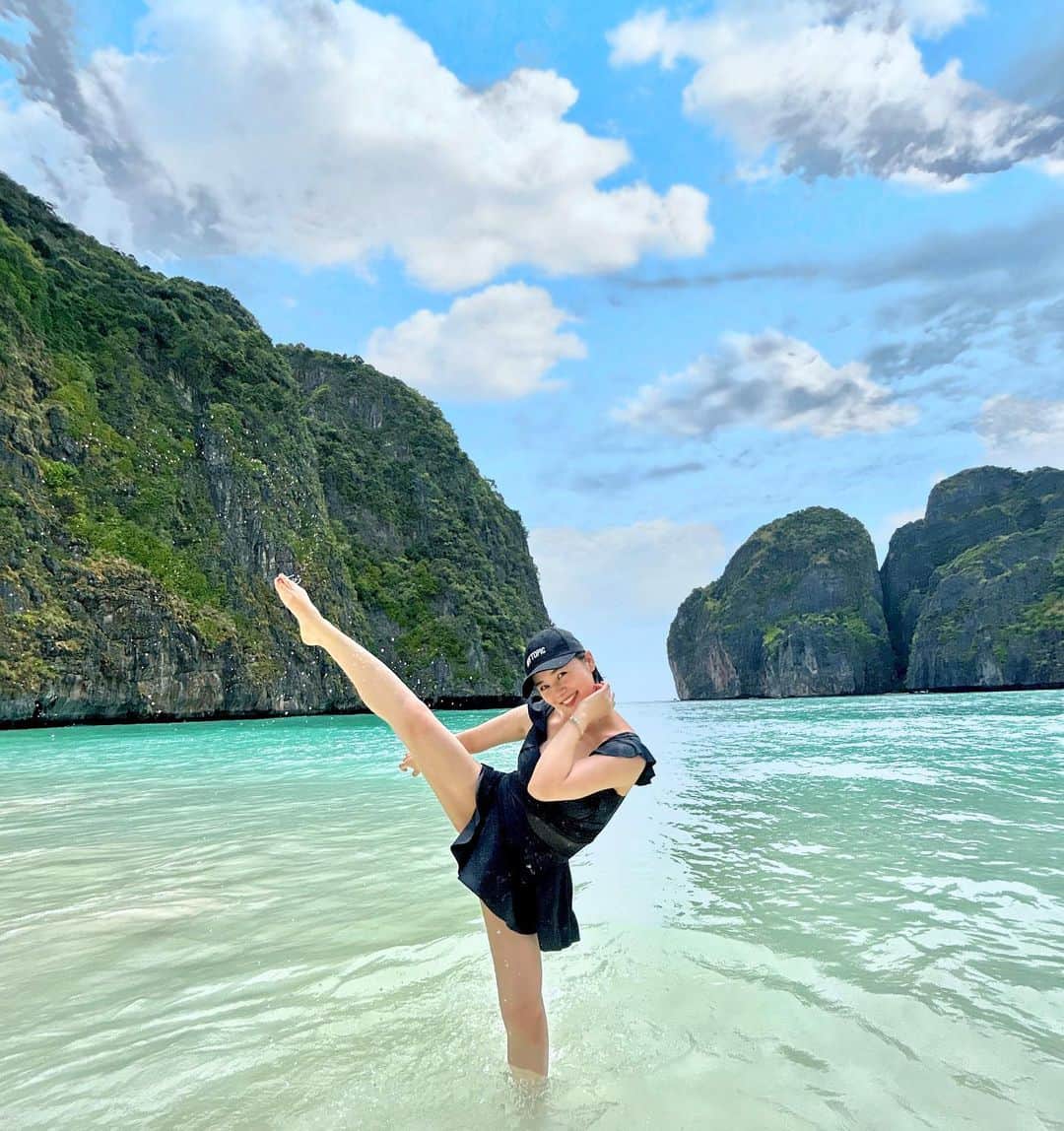 長野じゅりあさんのインスタグラム写真 - (長野じゅりあInstagram)「・ ・ ハイキック🥑🥑🥑 ・ ・ #ハイキック #海 #ザビーチ ...
