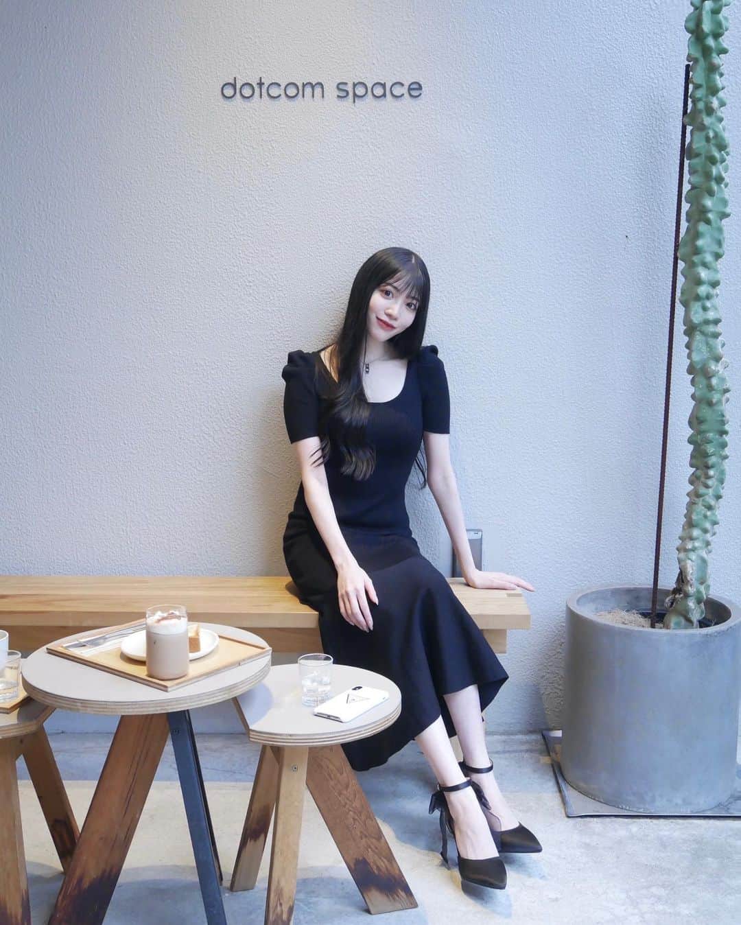 上野瞳さんのインスタグラム写真 - (上野瞳Instagram)「この前のデートコーデ3選で 一番人気だった黒コーデ🖤 男性はタイトワンピースが好きみたい🤫🤔笑 あと私＝ブラックコーデの ...