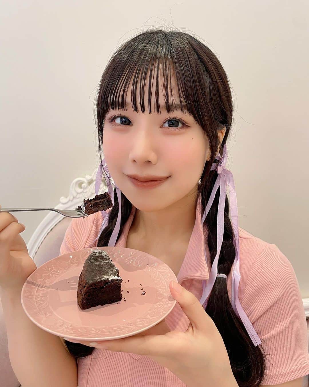 桃木兎羽さんのインスタグラム写真 - (桃木兎羽Instagram)「🍫🎀💓 ・ ・ 頑張った後はご褒美がないとね♡ 髪型いつもと変えてみたの ...