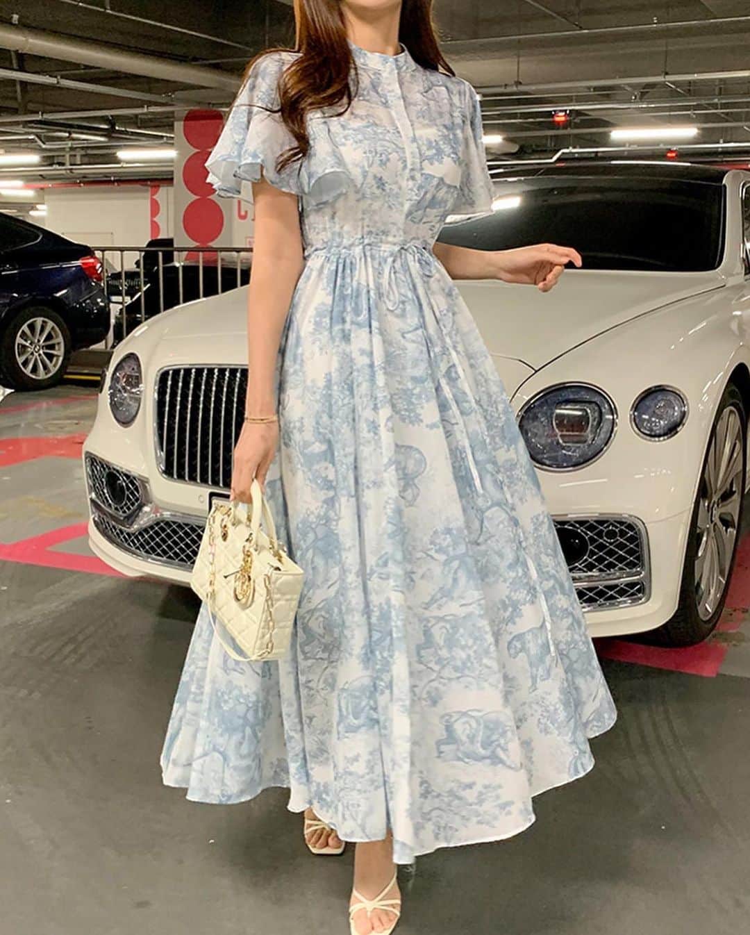 DHOLICさんのインスタグラム写真 - (DHOLICInstagram)「ケープ風ディテール、フレアスリーブなど肩回りをふわっと覆ってくれるデザインの今っぽ夏ワンピース特集📖🔍 🌻 ...