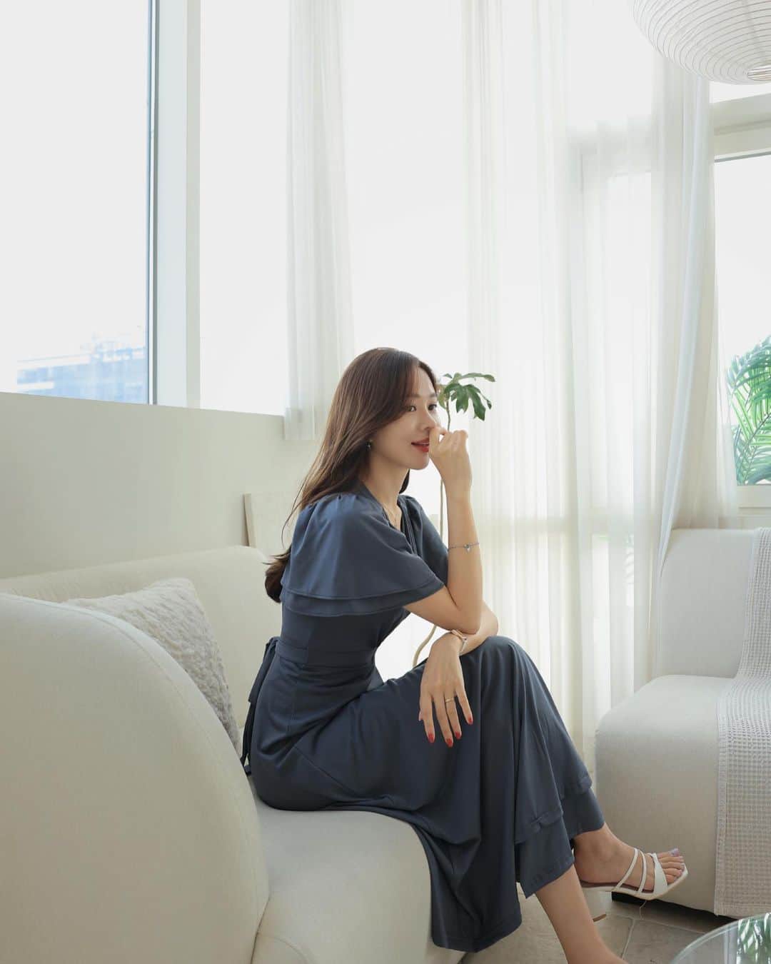 DHOLICさんのインスタグラム写真 - (DHOLICInstagram)「ケープ風ディテール、フレアスリーブなど肩回りをふわっと覆ってくれるデザインの今っぽ夏ワンピース特集📖🔍 🌻 ...