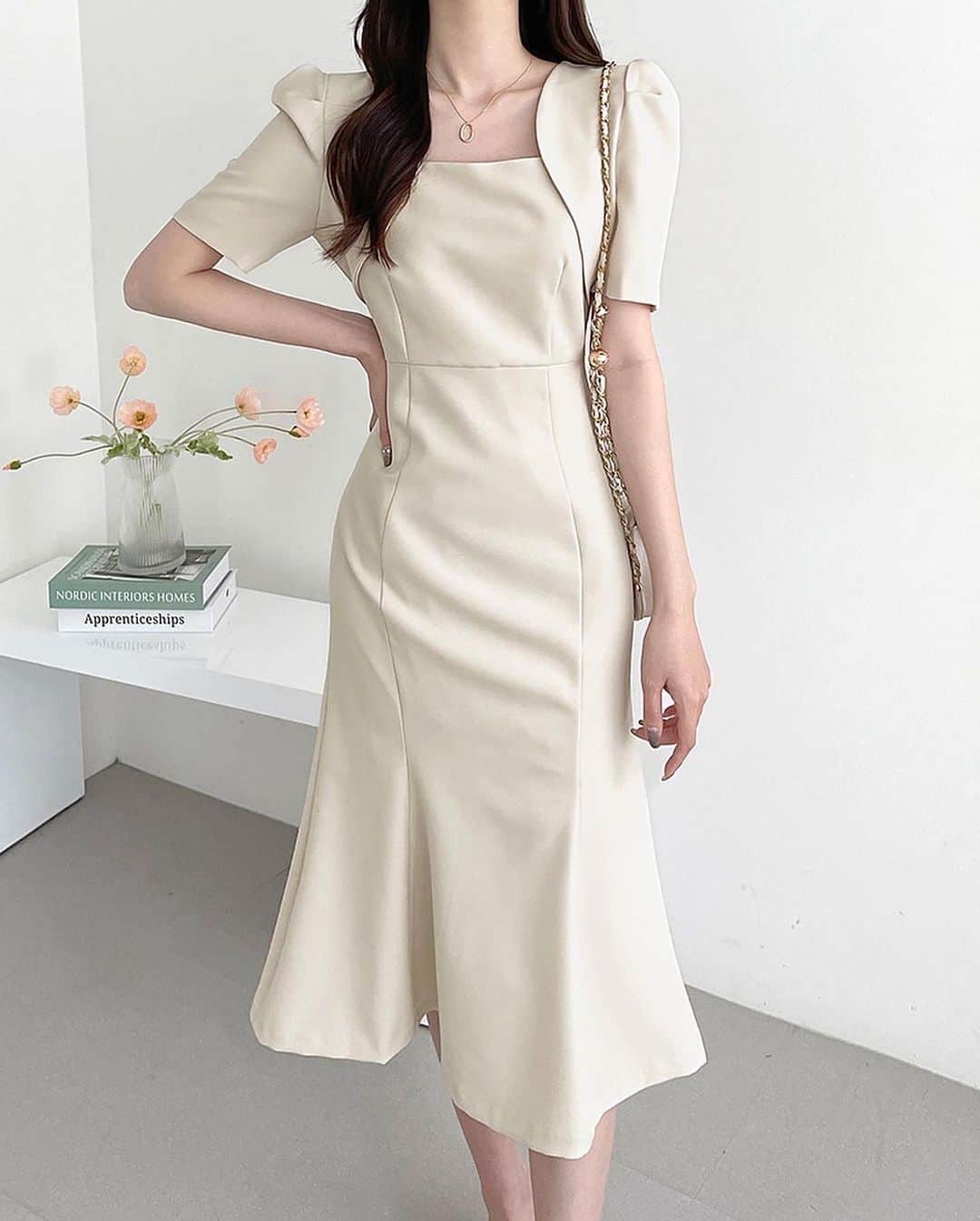 DHOLICさんのインスタグラム写真 - (DHOLICInstagram)「ケープ風ディテール、フレアスリーブなど肩回りをふわっと覆ってくれるデザインの今っぽ夏ワンピース特集📖🔍 🌻 ...