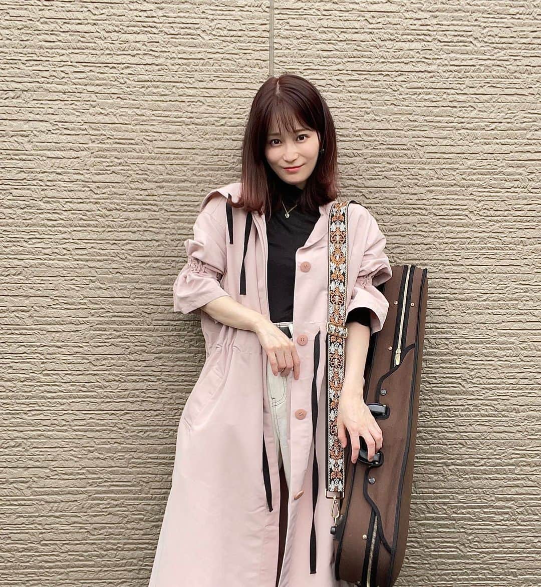 岡部磨知さんのインスタグラム写真 - (岡部磨知Instagram)「真夏日でしたが… 先日の雨の日🐌🐌 #violin #recording ...