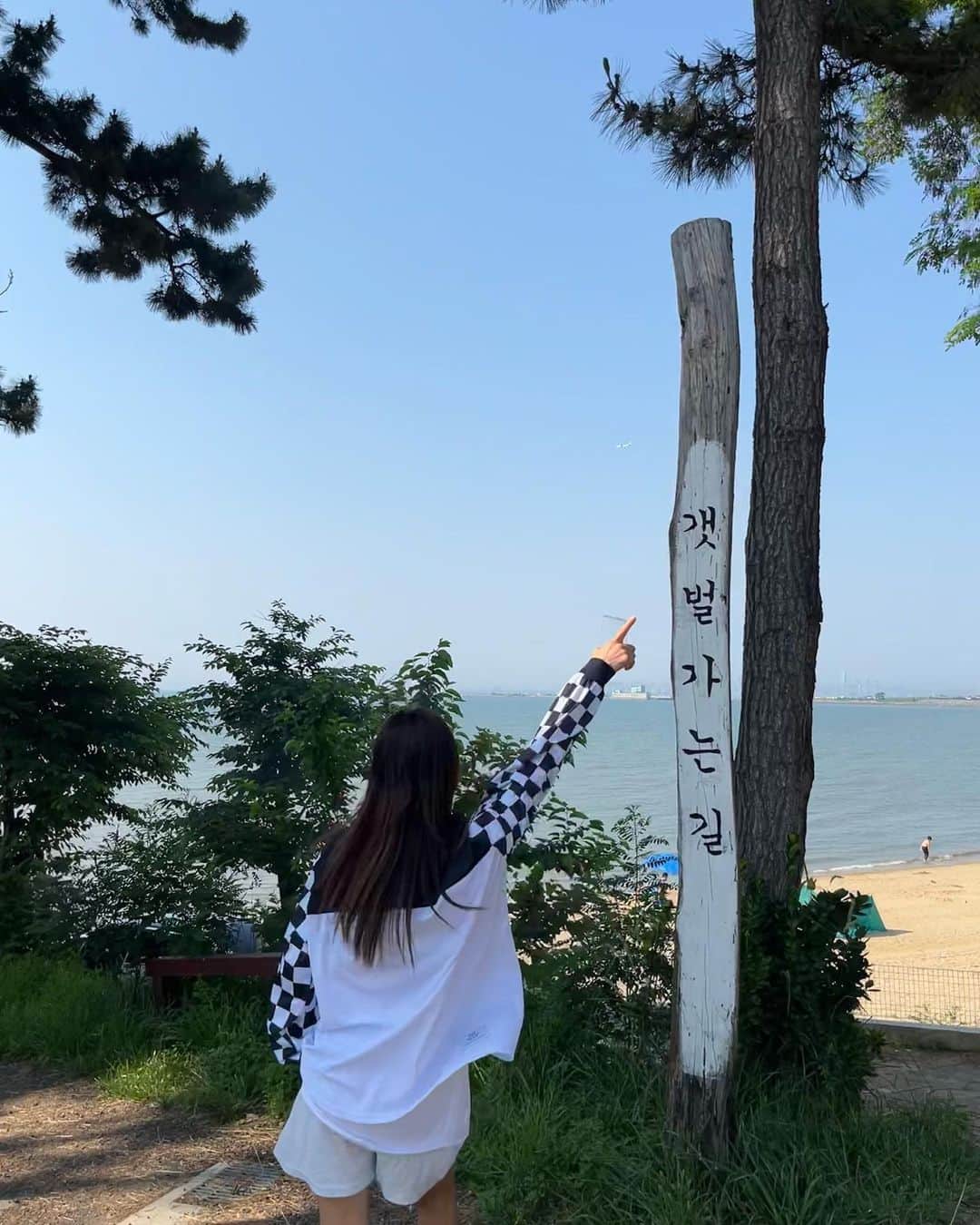 ハン・チェアさんのインスタグラム写真 - (ハン・チェアInstagram)「내가 더 신남 🖤🩵🖤 @bigbreadbox ...