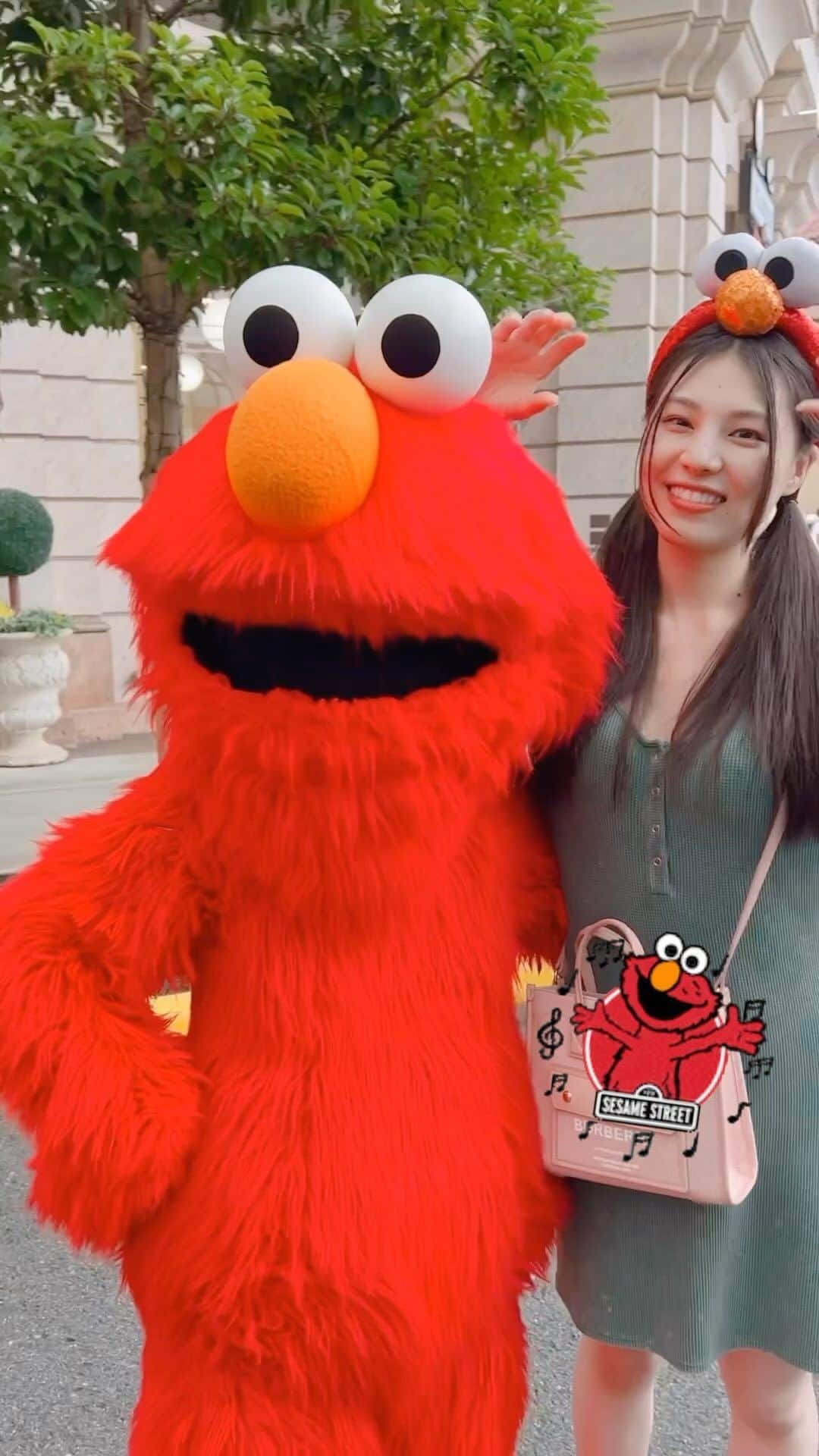 相楽伊織さんのインスタグラム動画 - (相楽伊織Instagram)「#usj #ユニバ #sesamestreet #elmo」6月18日 18時32分 - _iorisagara264_