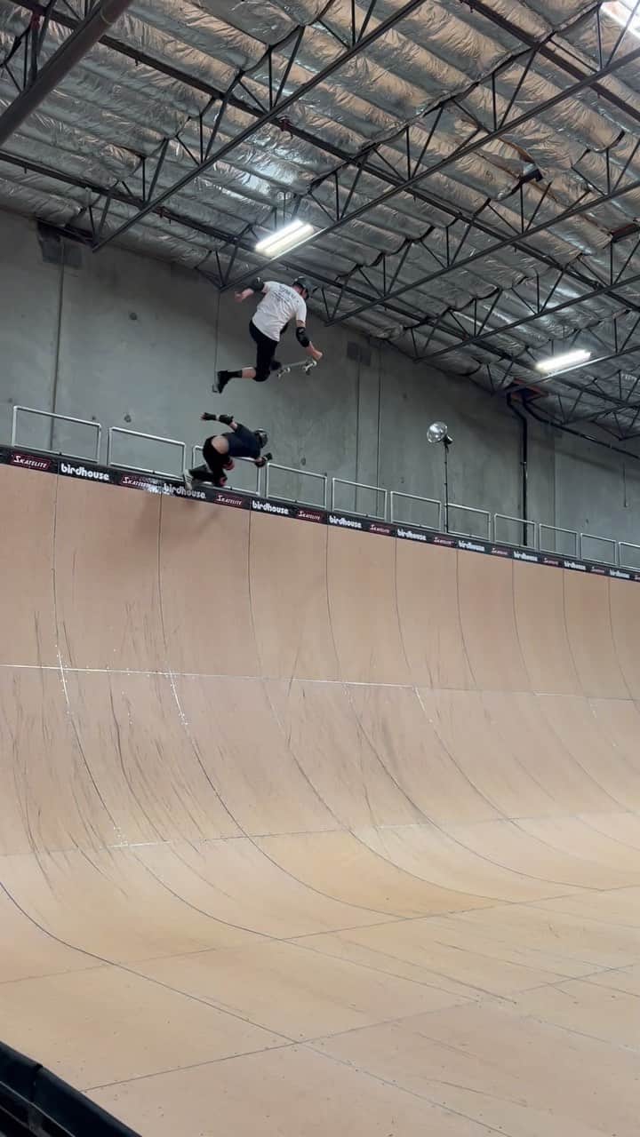 トニー・ホークさんのインスタグラム動画 - (トニー・ホークInstagram)「My relaxed Sunday morning ...