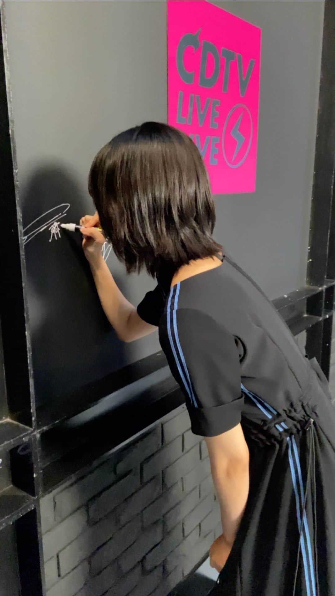 TBS「CDTV」さんのインスタグラム動画 - (TBS「CDTV」Instagram)「#CDTVライブライブ インスタ限定！激レア★サインムービー配信中 アクロバティックでかっこいいダンス ...