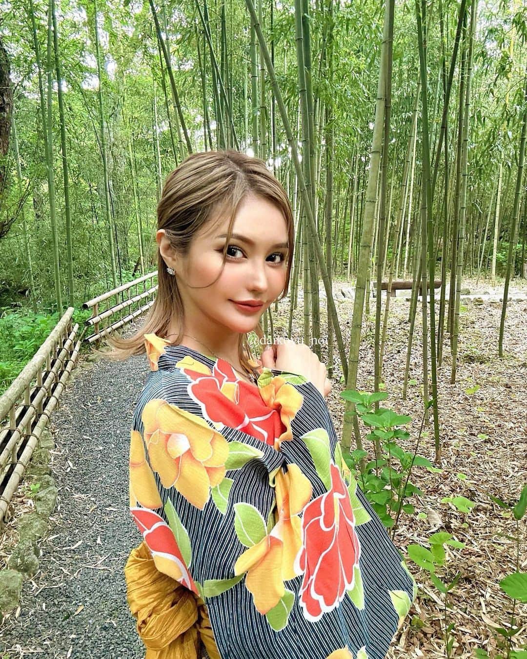 美女美容事情さんのインスタグラム写真 美女美容事情instagram 「《竹林と浴衣美女 ︎💛👘🎋》 ⁠ リポストを使って素敵な美女の