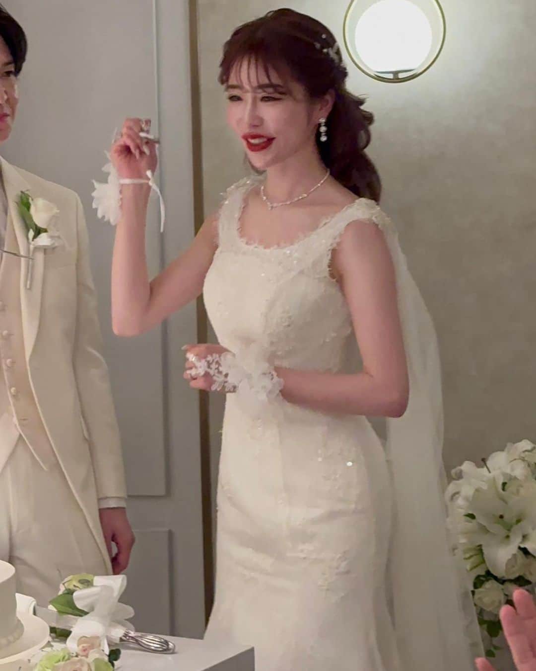 ひこ乃さんのインスタグラム写真 - (ひこ乃Instagram)「My dress is...🤍 @primacara_jp マーメイドライン×肩マントが韓国っぽくて気に入った ウェディング ...