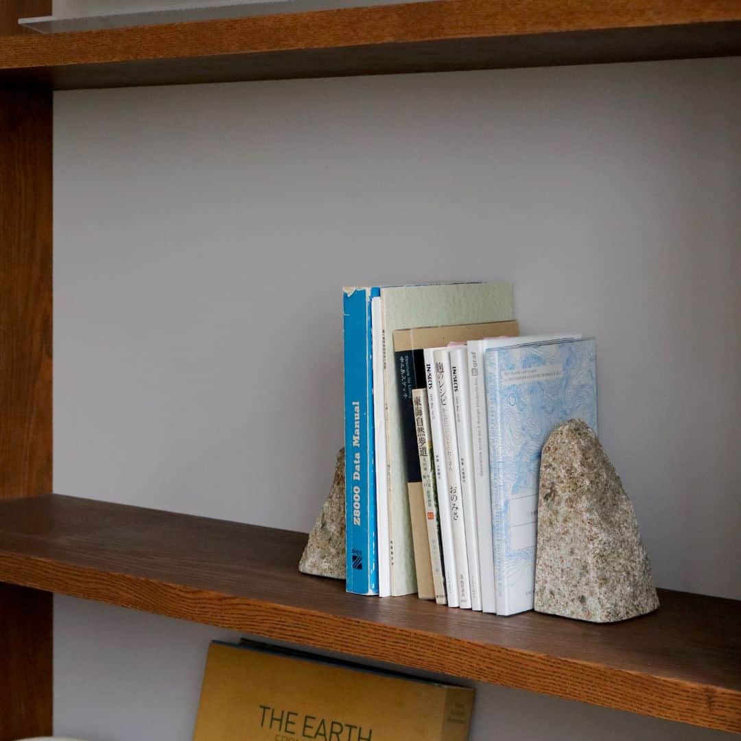 graf studioさんのインスタグラム写真 - (graf studioInstagram)「香川県で平安時代から千年も続く石材業。採石から加工まで一つ一つ丁寧につくり、この地で産出される ...