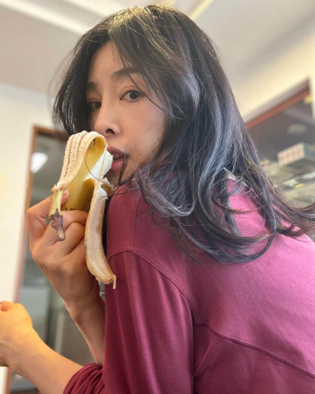 中岡由佳さんのインスタグラム写真 - (中岡由佳Instagram)「 ︎ 朝バナナ🍌今朝はエリッククラプトン🎧テレビの画面がiPadに写る角度。残ってる作業しよ💻 #morning # ...