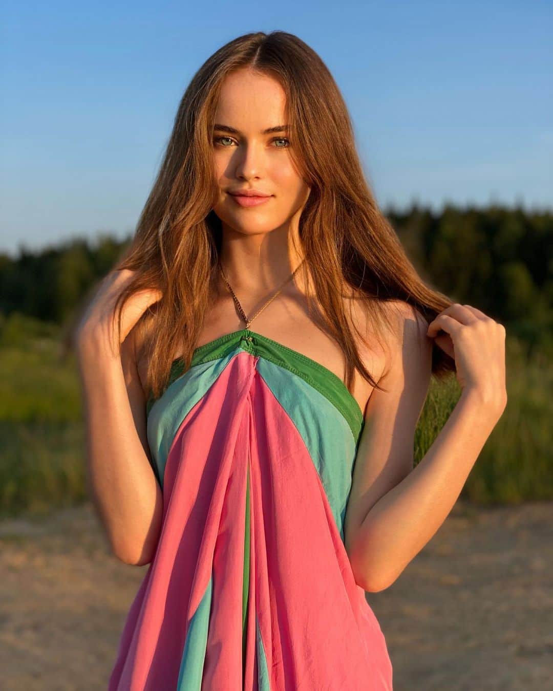 クリスティーナ・ピメノヴァさんのインスタグラム写真 クリスティーナ・ピメノヴァinstagram 「daydreaming 🌼🌾🌿」6月