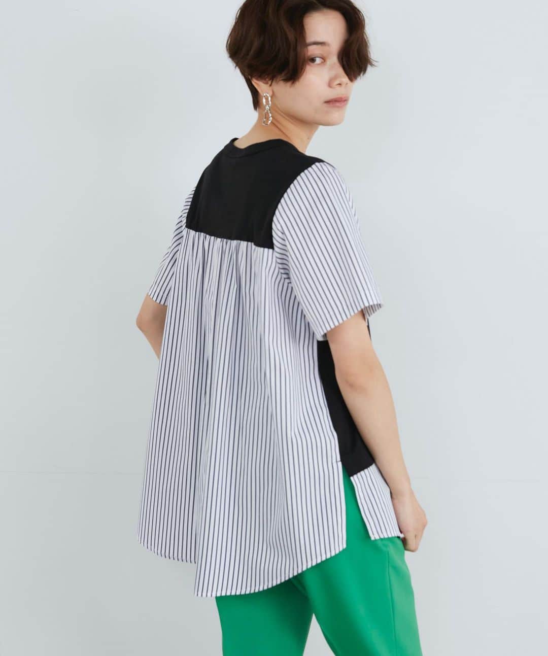 スーペリアクローゼット オフィシャルさんのインスタグラム写真 - (スーペリアクローゼット オフィシャルInstagram)「前後で違う表情を見せるドッキングデザインTシャツ。 ラウンドヘムと ...