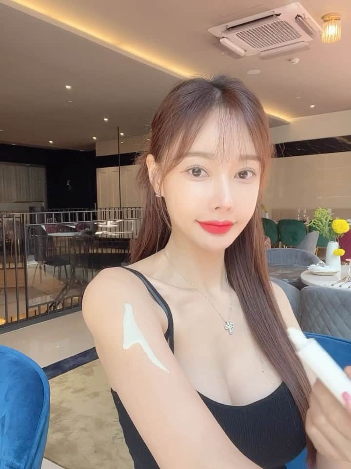 Hyemiさんのインスタグラム動画 - (HyemiInstagram)「펠드 깃털 선크림 공구중이예요🩵 매니아층이 너무 많은 선크림인데 너무 촉촉한데 끈적임이 없어서 온가족 남녀 ...