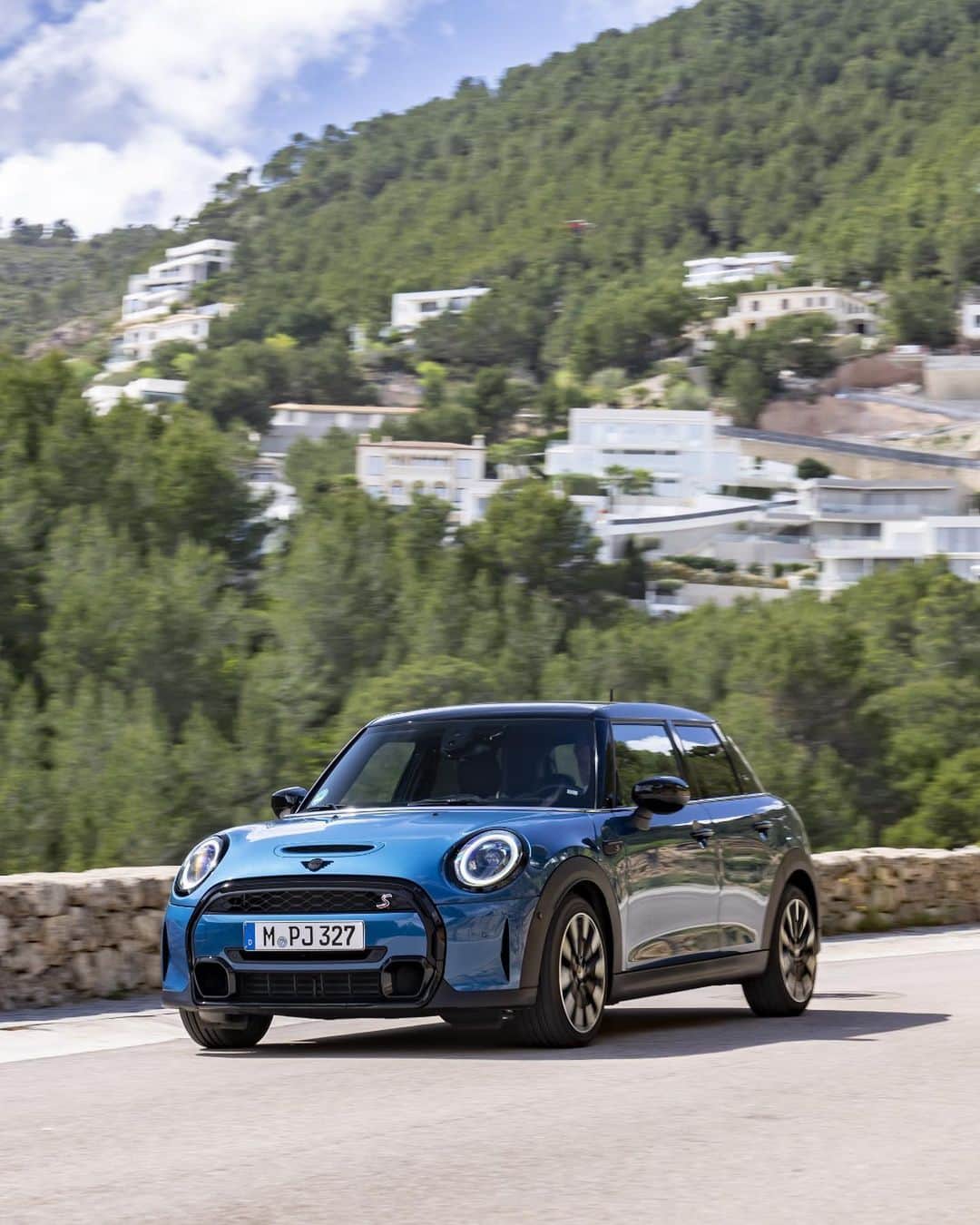 MINI Japanさんのインスタグラム写真 - (MINI JapanInstagram)「今年の夏は、MINIと一緒に青空を追いかける日々 ...