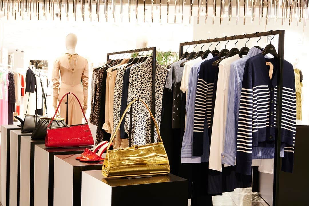 ヌメロ ヴェントゥーノさんのインスタグラム写真 - (ヌメロ ヴェントゥーノInstagram)「N21 Pop-Up at @isetan_shinjuku Pre-Fall 2023 ...