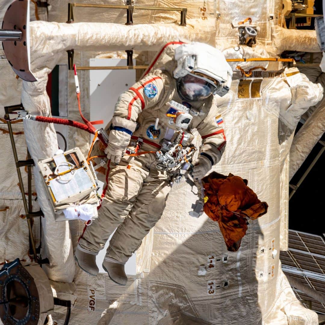 国際宇宙ステーションさんのインスタグラム写真 - (国際宇宙ステーションInstagram)「Two cosmonauts will go ...