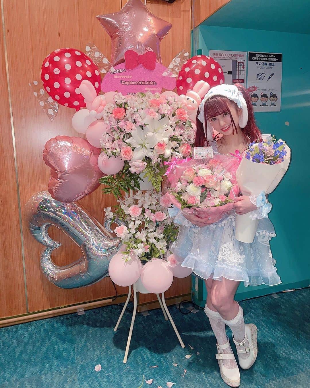 絵仁さんのインスタグラム写真 - (絵仁Instagram)「ワンマンの日は だーいすきな @ruru_pupu_ さんでリボンをオーダーしました🐰🎀 衣装の写真を送って、これに合うようにお ...