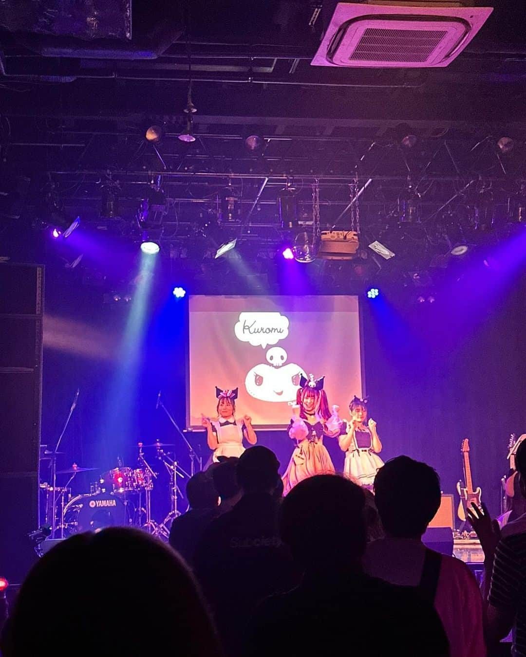 絵仁さんのインスタグラム写真 - (絵仁Instagram)「ワンマンの日は だーいすきな @ruru_pupu_ さんでリボンをオーダーしました🐰🎀 衣装の写真を送って、これに合うようにお ...