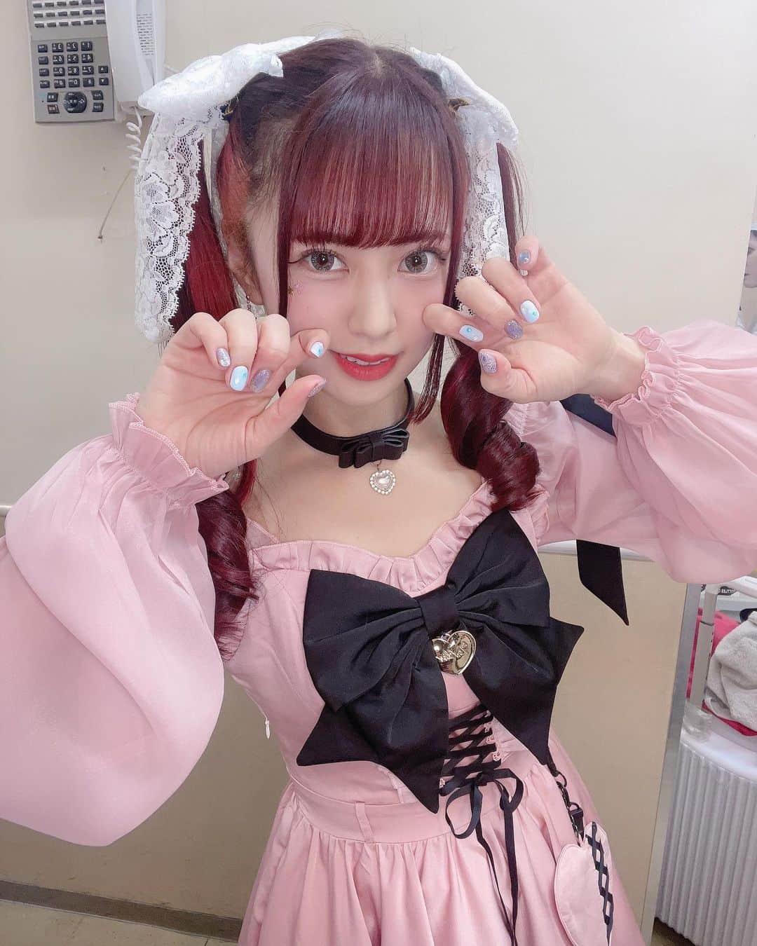 絵仁さんのインスタグラム写真 - (絵仁Instagram)「ワンマンの日は だーいすきな @ruru_pupu_ さんでリボンをオーダーしました🐰🎀 衣装の写真を送って、これに合うようにお ...