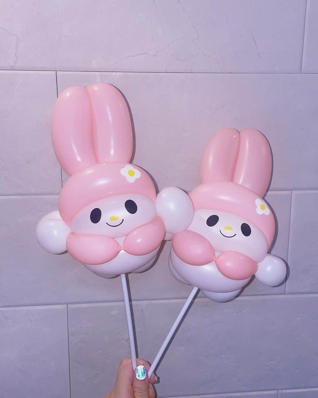 絵仁さんのインスタグラム写真 - (絵仁Instagram)「ワンマンの日は だーいすきな @ruru_pupu_ さんでリボンをオーダーしました🐰🎀 衣装の写真を送って、これに合うようにお ...