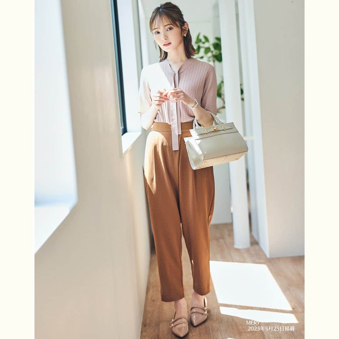 AOKIさんのインスタグラム写真 - (AOKIInstagram)「MERY撮影オフショット公開 橋下美好さんが着こなす カラーパンツの着回しコーデ！ もうご覧いただけましたか？ 今回は夏 ...