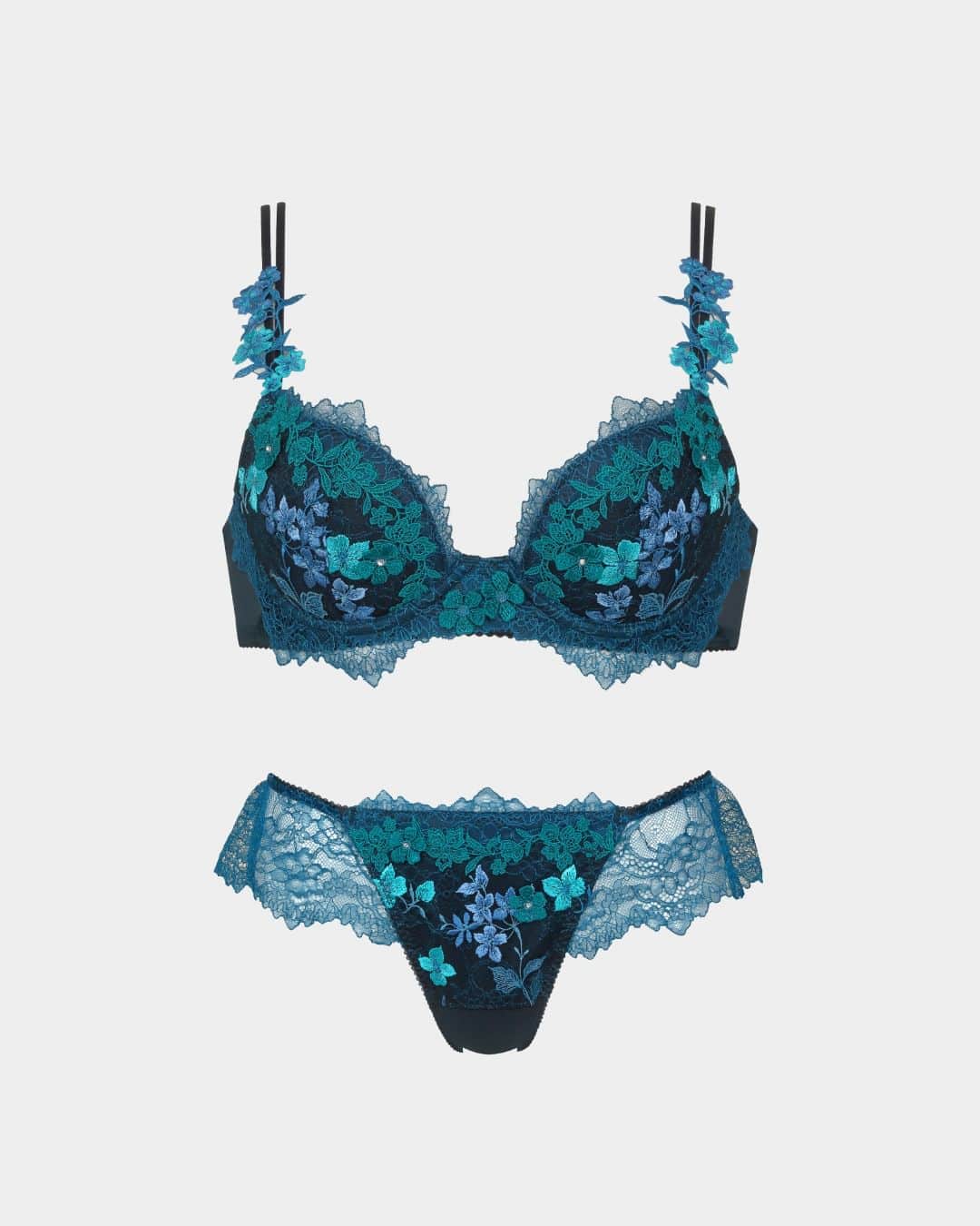 WACOAL_PARFAGEさんのインスタグラム写真 - (WACOAL_PARFAGEInstagram)「37シリーズのブラジャーは、カラフルでゴージャスな仕上がり。レースを贅沢にあしらい ...