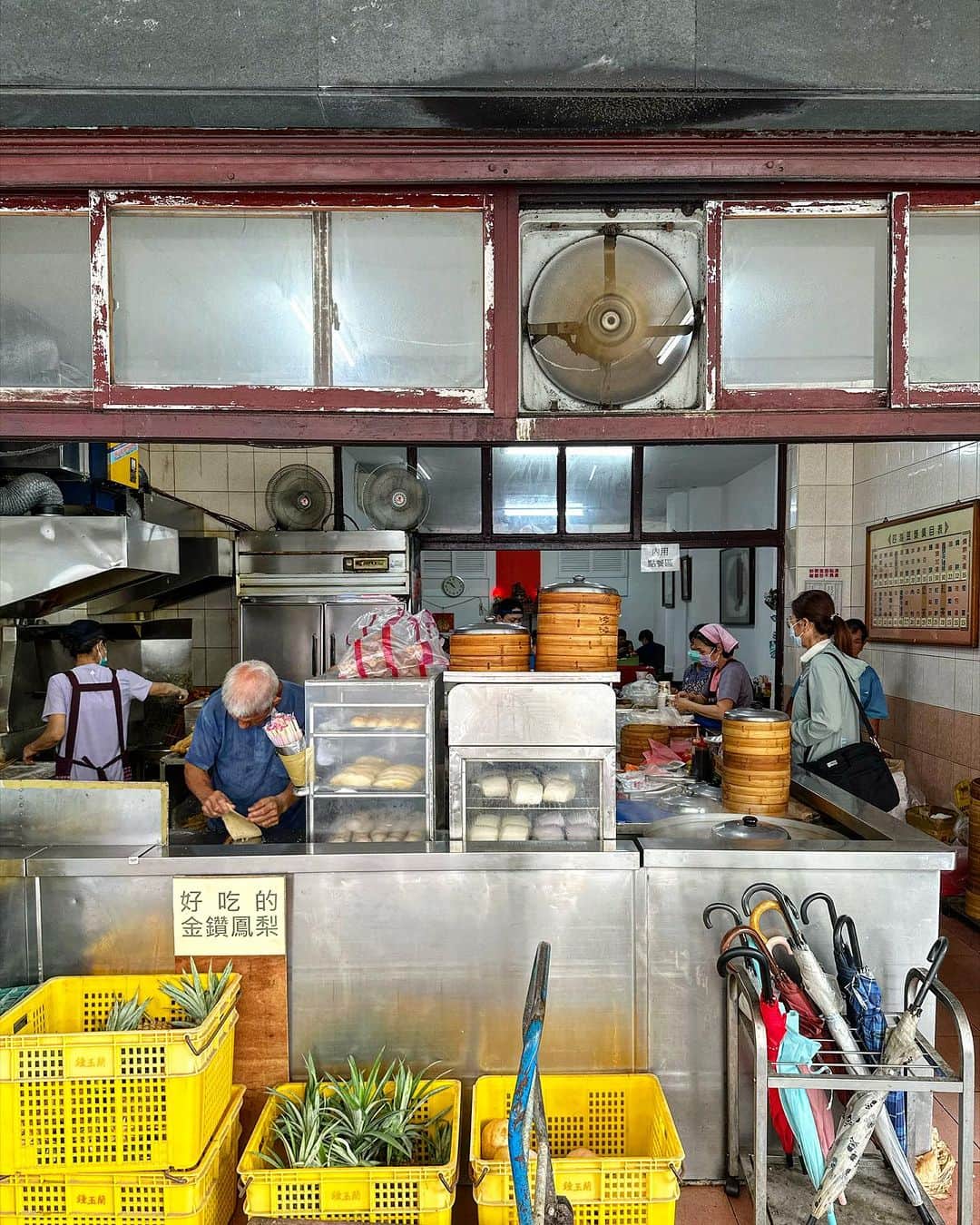 JJ.Acunaさんのインスタグラム写真 - (JJ.AcunaInstagram)「Taipei you indeed slay. 💗🌈🥃 ...