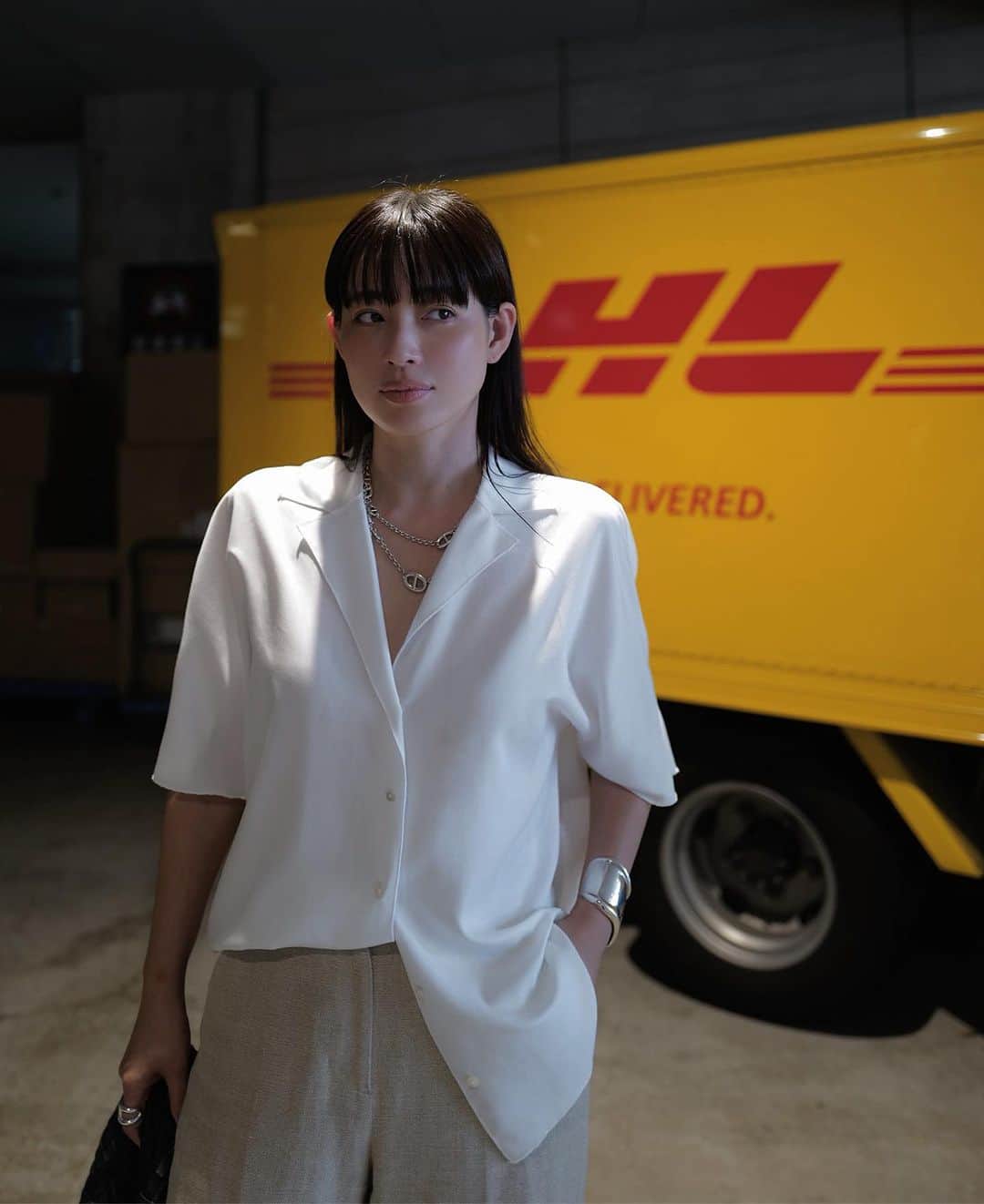 JUNNAさんのインスタグラム写真 - (JUNNAInstagram)「いつもお世話になっているDHLさんをバックに...💛💦 30度越えの日に🥵 涼やかでビックリするほど軽やかなハーフ ...