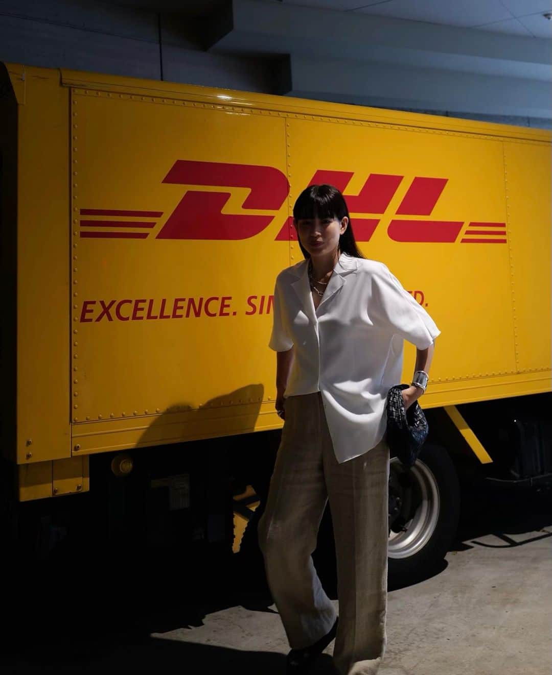 JUNNAさんのインスタグラム写真 - (JUNNAInstagram)「いつもお世話になっているDHLさんをバックに...💛💦 30度越えの日に🥵 涼やかでビックリするほど軽やかなハーフ ...