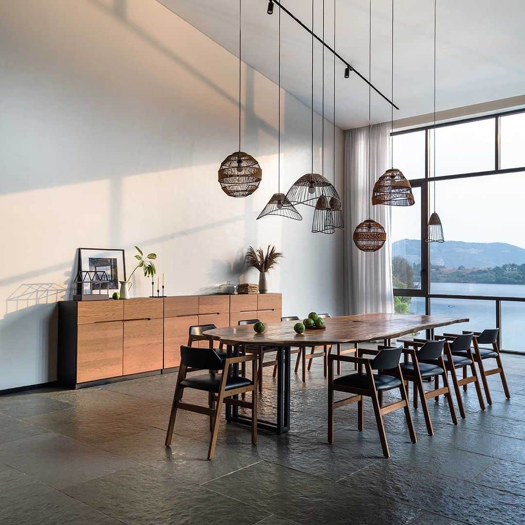 Design Milkさんのインスタグラム写真 - (Design MilkInstagram)「Escape to a lakeside ...