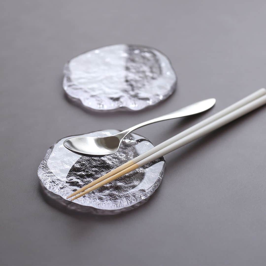 KOZLIFEさんのインスタグラム写真 - (KOZLIFEInstagram)「見ているだけで涼しげな モメントグラスストーン。 ガラスのトレイがあると 「夏！」って感じがしますよね ...