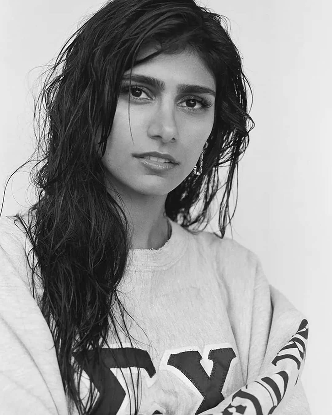 ミア・ハリファさんのインスタグラム写真 - (ミア・ハリファInstagram)「The unibrow made it in VOGUE🥹 ...