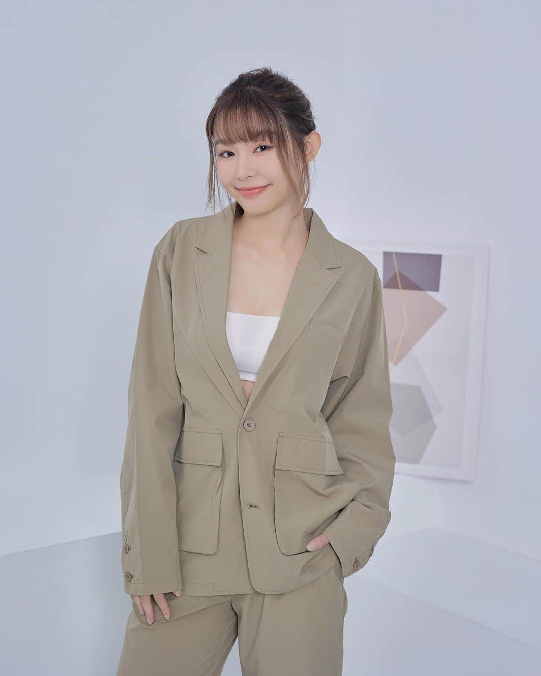 Yuriさんのインスタグラム写真 - (YuriInstagram)「那天想要走一個幹練少女的風格，但過了端午節後的熱鼠人天氣又讓我挑選衣服超苦惱🥵 除了好看、舒適對我來說也是很重要滴～ 前 ...