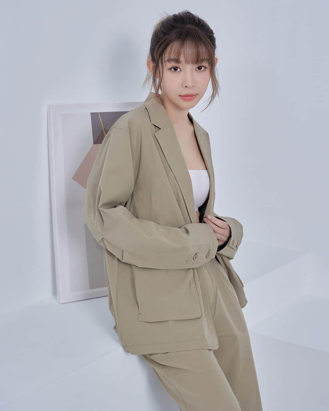 Yuriさんのインスタグラム写真 - (YuriInstagram)「那天想要走一個幹練少女的風格，但過了端午節後的熱鼠人天氣又讓我挑選衣服超苦惱🥵 除了好看、舒適對我來說也是很重要滴～ 前 ...