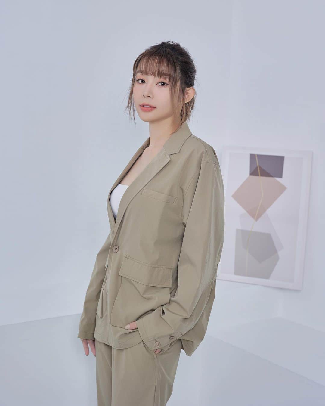 Yuriさんのインスタグラム写真 - (YuriInstagram)「那天想要走一個幹練少女的風格，但過了端午節後的熱鼠人天氣又讓我挑選衣服超苦惱🥵 除了好看、舒適對我來說也是很重要滴～ 前 ...