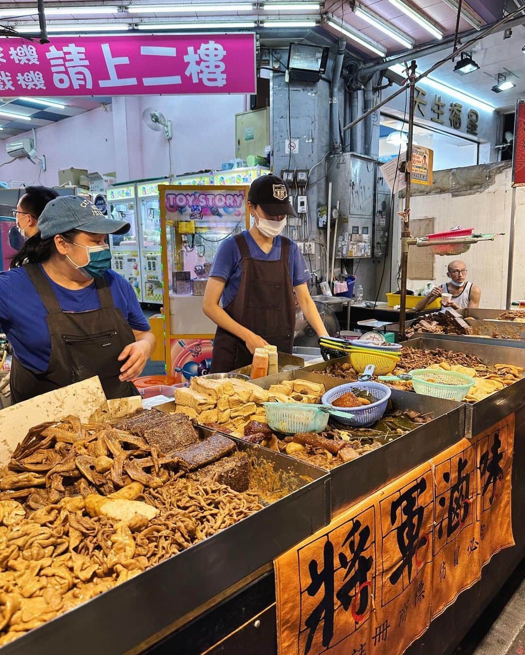 永尾まりやさんのインスタグラム写真 - (永尾まりやInstagram)「はじめての台中🇹🇼 #逢甲夜市 一日中歩き回った後に夜市で買ったホルモンとかおでんをホテルでビールと食べるのが至福でし ...