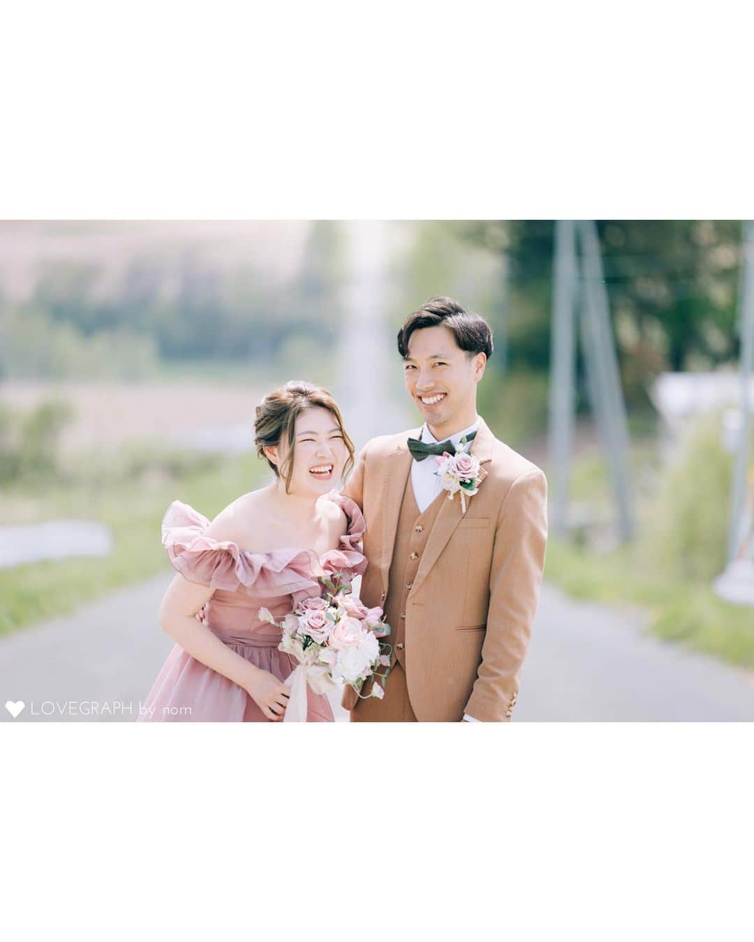 Lovegraph[ラブグラフ]さんのインスタグラム写真 - (Lovegraph[ラブグラフ]Instagram)「北海道で残すウェディングㅤㅤㅤフォト🐏🔅 撮影の日そのものが大切な思い出に ...