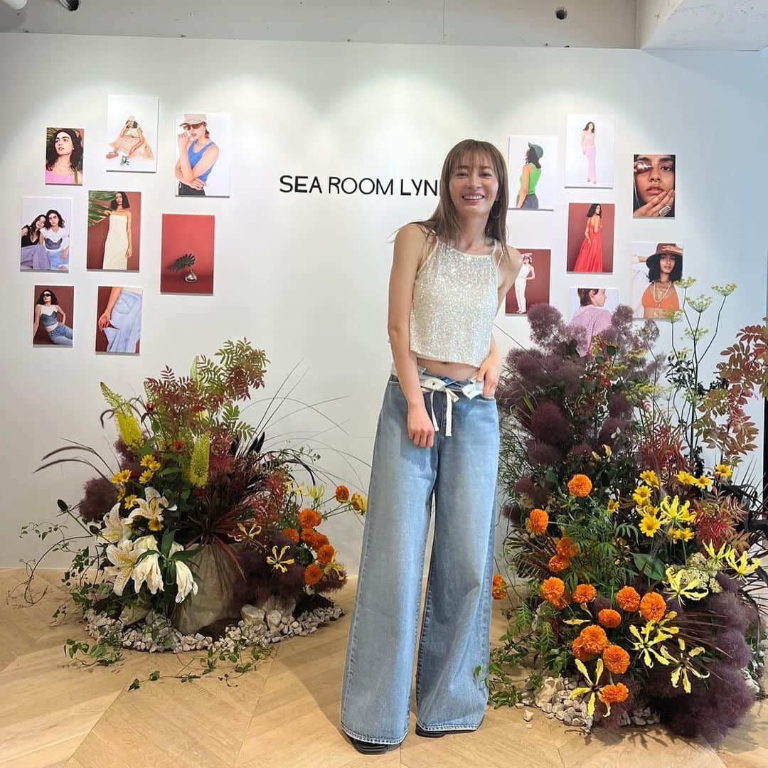 新山千春さんのインスタグラム写真 - (新山千春Instagram)「@searoomlynn の 展示会に行ってきました スパンコールの キャミソールだったり、 デニムのシルエットも好きすぎ ...